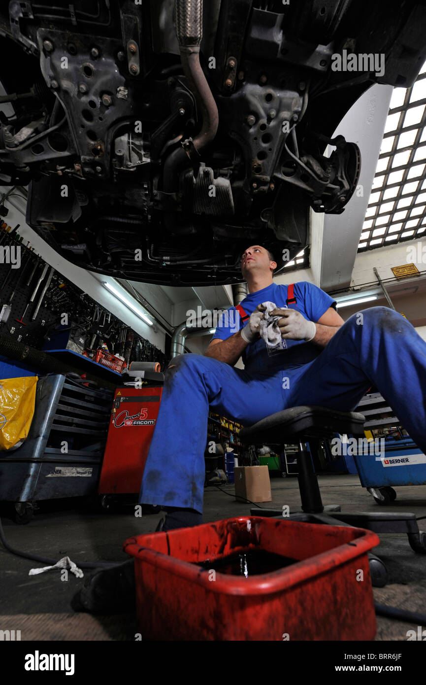 Car workshop with mechanic at work Stock Photo - Alamy