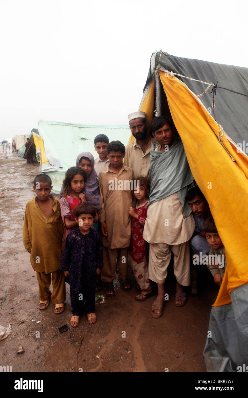 flood victims in pakistan Stock Photo - Alamy