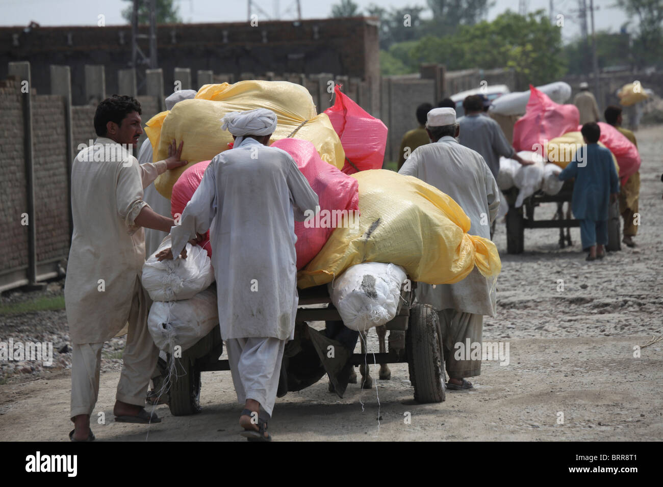 aid distribution to pakistan flood victims Stock Photo - Alamy