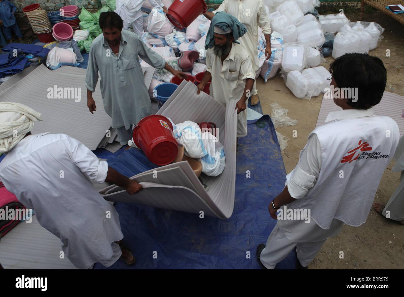 aid distribution to pakistan flood victims Stock Photo - Alamy
