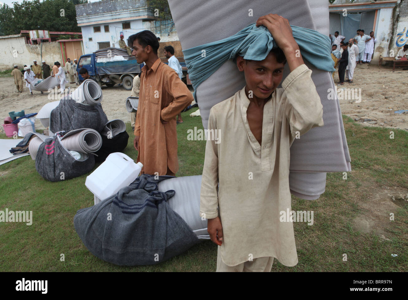 aid distribution to pakistan flood victims Stock Photo - Alamy