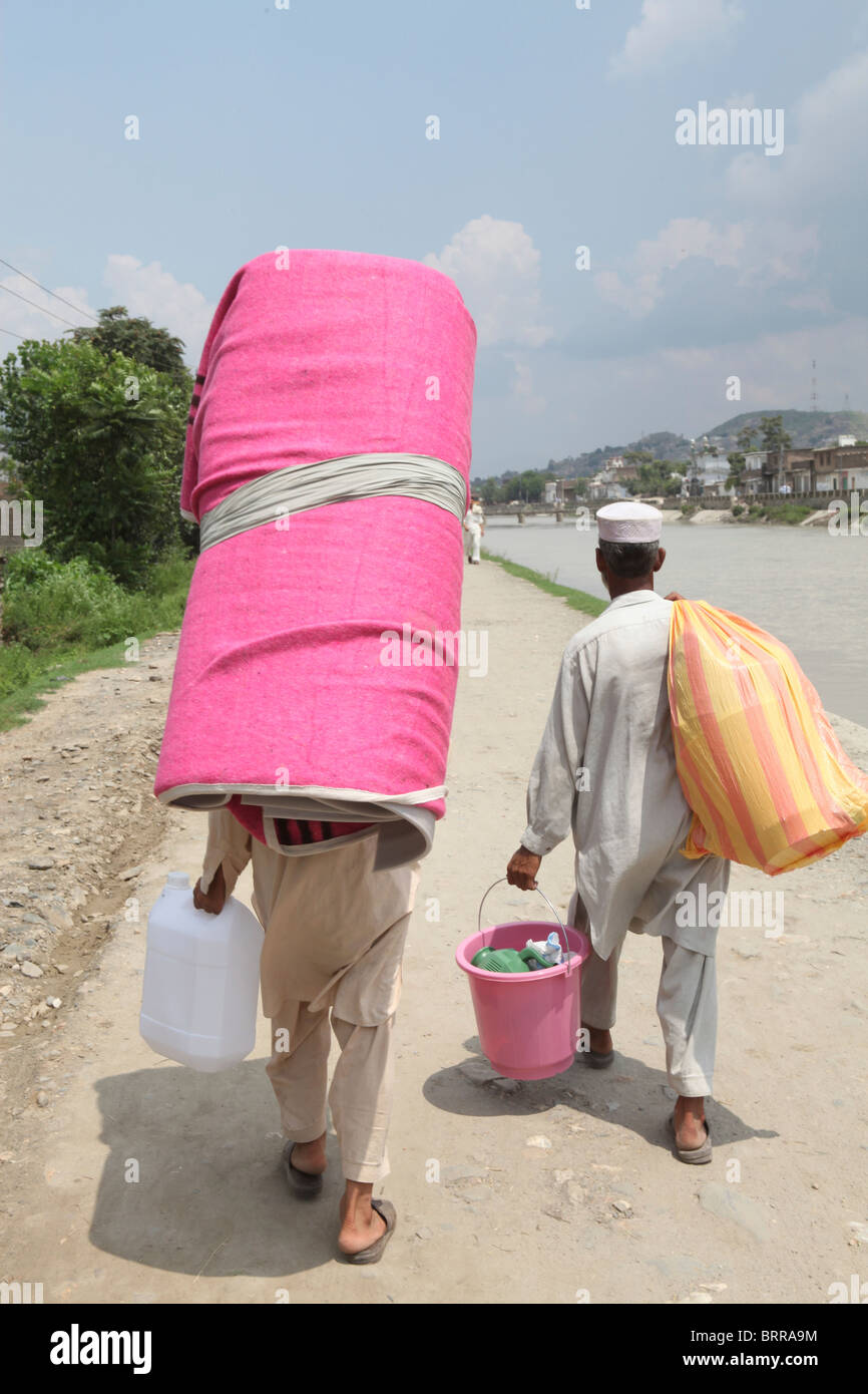 aid distribution to pakistan flood victims Stock Photo - Alamy