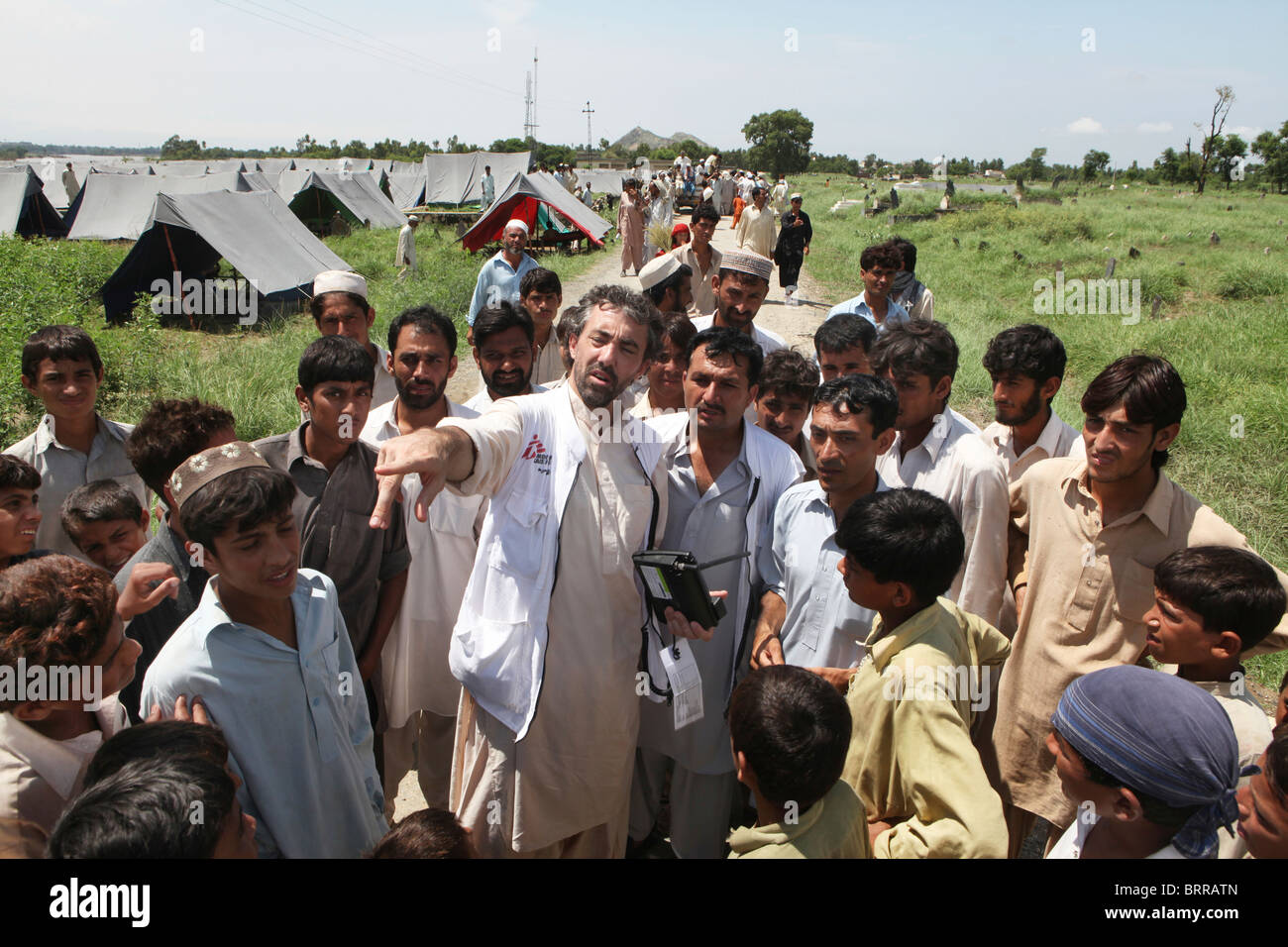 aid distribution to pakistan flood victims Stock Photo - Alamy