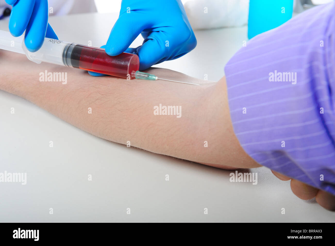doctor makes the patient an injection Stock Photo - Alamy