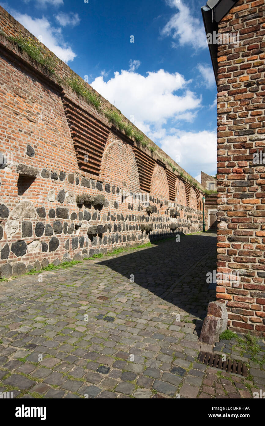 Alley and defensive wall, Medieval Centre, Zons on the Rhine, Germany ...
