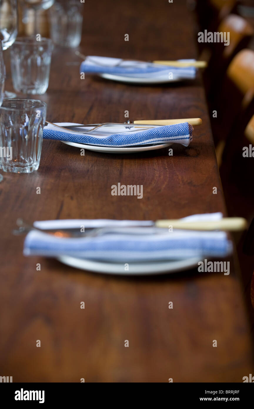 Restaurant place setting Stock Photo - Alamy