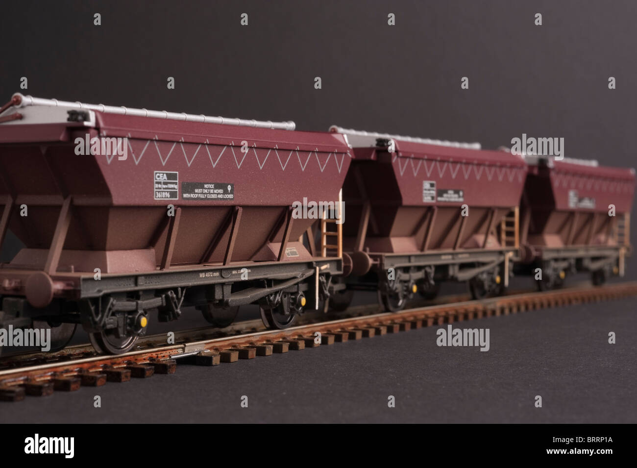 46 Tonne Covered Hopper Wagons CEA EWS livery Stock Photo - Alamy