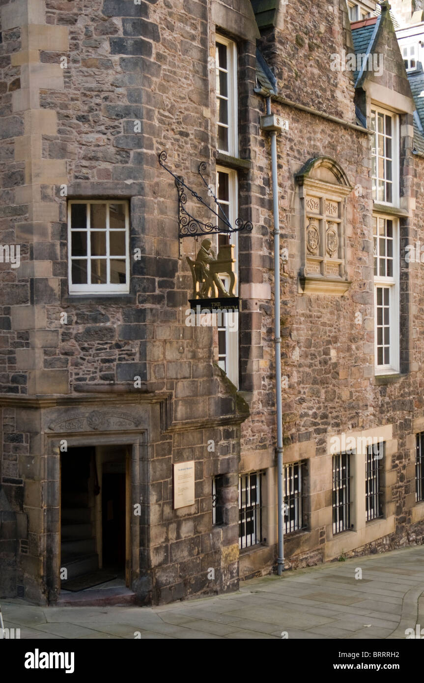 Lady stairs close edinburgh hi-res stock photography and images - Alamy
