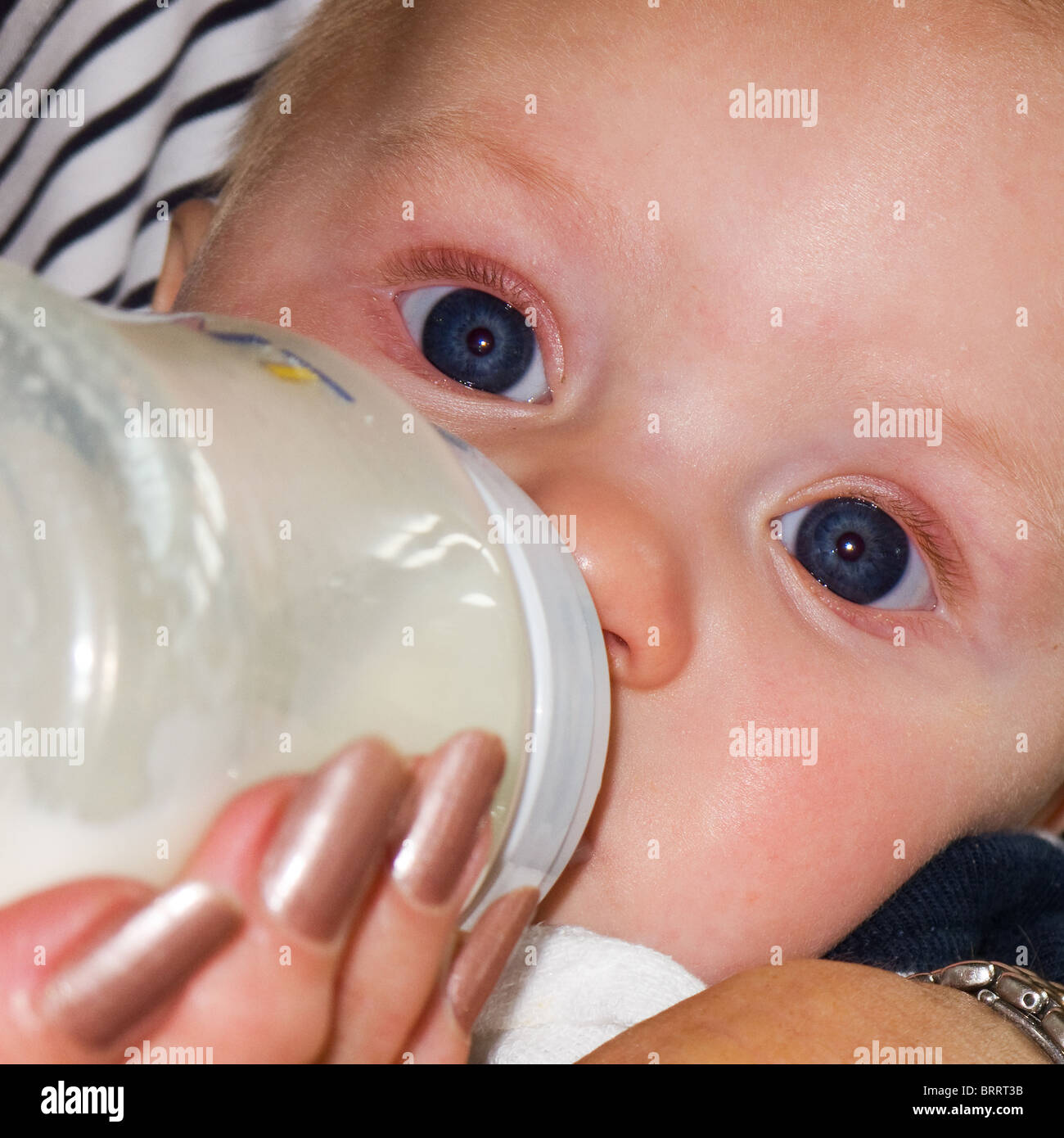 Baby bottle feeding hi-res stock photography and images - Alamy