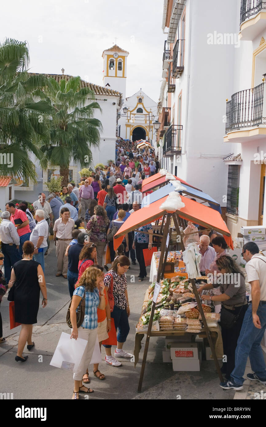 Crowds of people looking at the stalls of typical Spanish goods ...