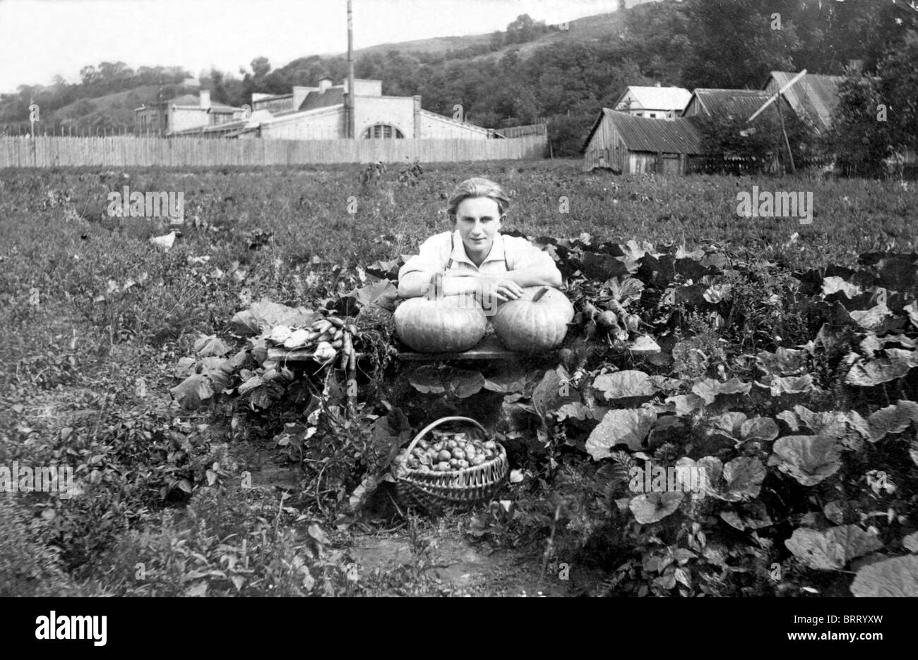 Farmer 1920s hi-res stock photography and images - Alamy