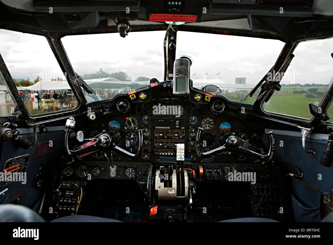 The cockpit of a Dehavilland Dove Stock Photo - Alamy