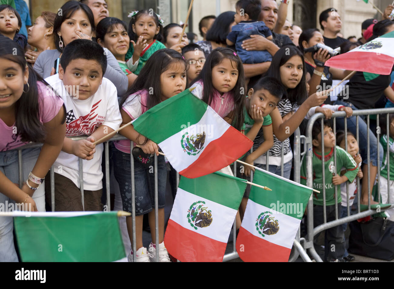 Mexican crowd flags hi-res stock photography and images - Alamy