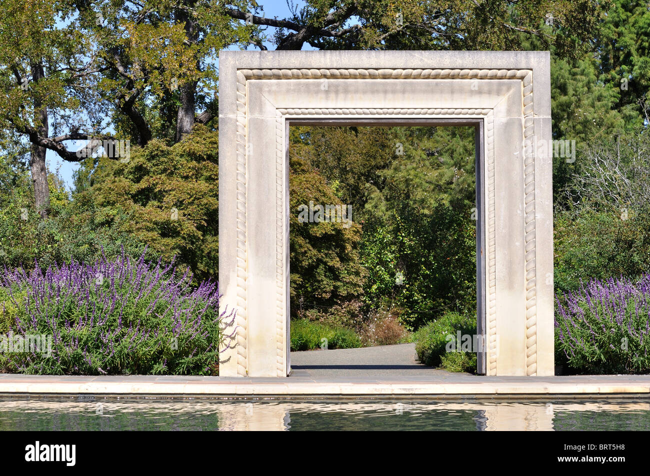 "Sculpture Frame" at the Dallas Arboretum, Texas, USA Stock Photo - Alamy