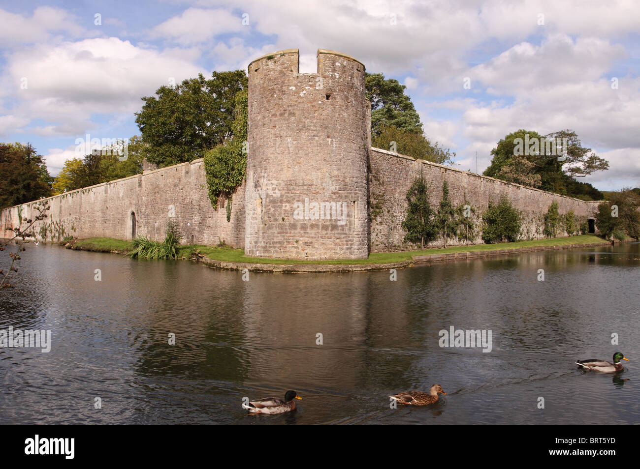 Wells moat hi-res stock photography and images - Alamy