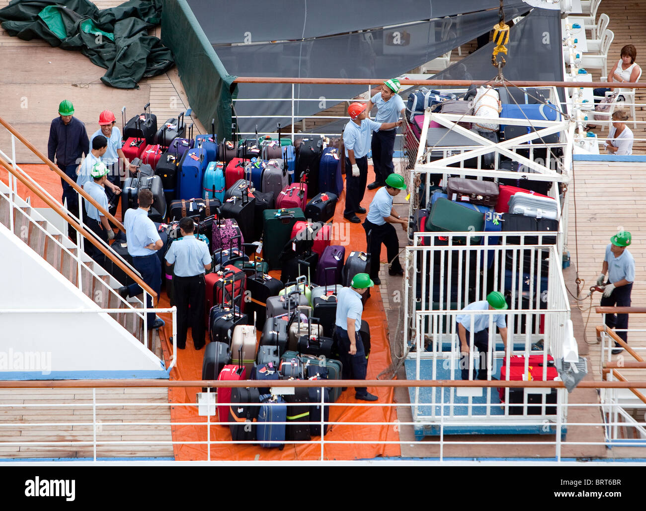 Baggage handler unloading luggage hi-res stock photography and images ...