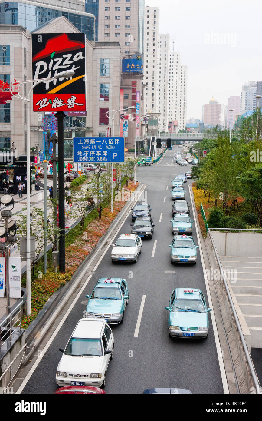 Traffic passing pizza hut sign hi-res stock photography and images - Alamy