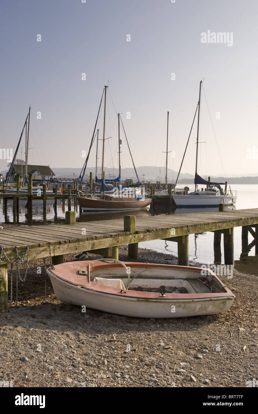 Boat rest at floating boat jetty hi-res stock photography and images ...