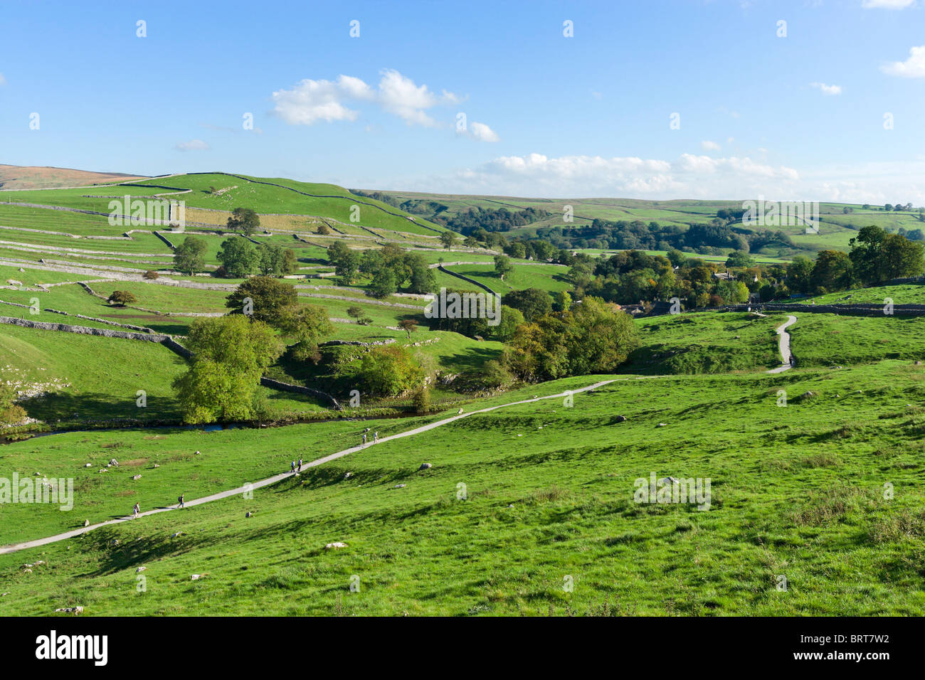 The village of Malham and the footpath to Malham Cove, Wharfedale ...