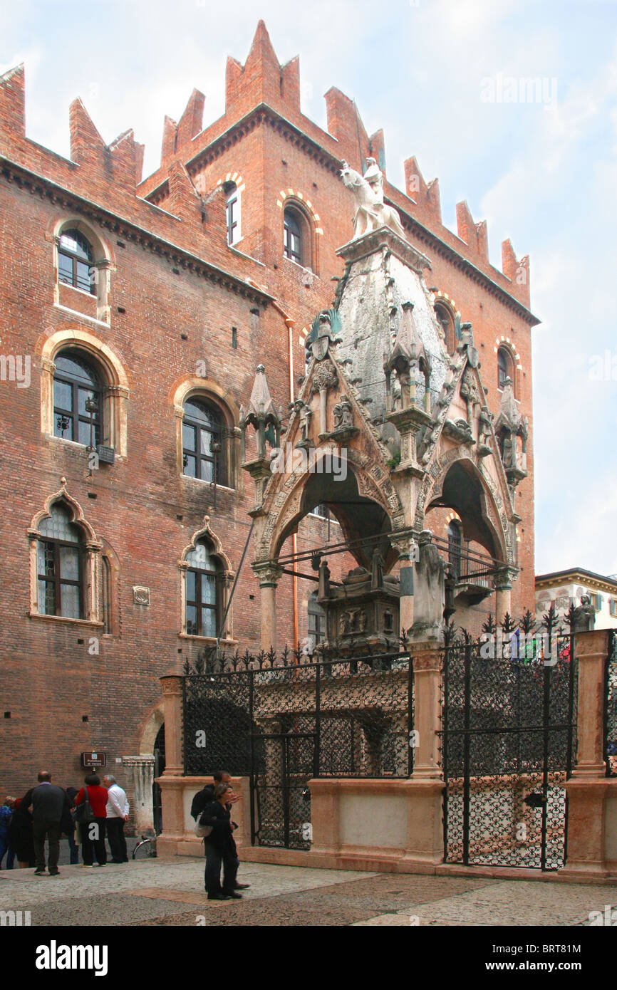 Italy verona arche scaligere hi-res stock photography and images - Alamy