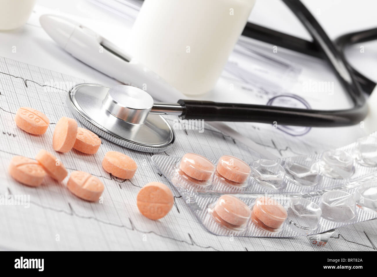 pills on the cardiogram Stock Photo - Alamy