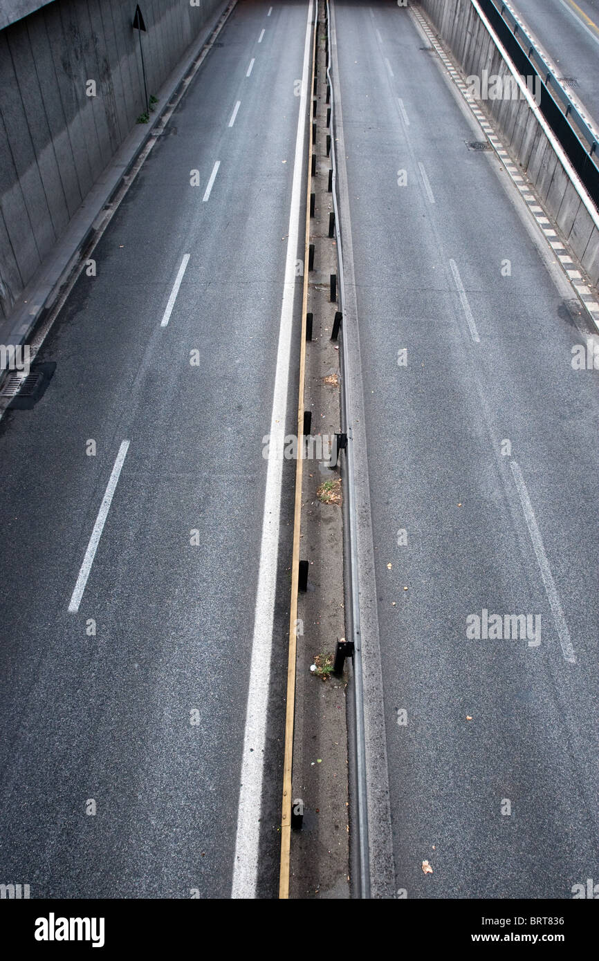 City roadway hi-res stock photography and images - Alamy