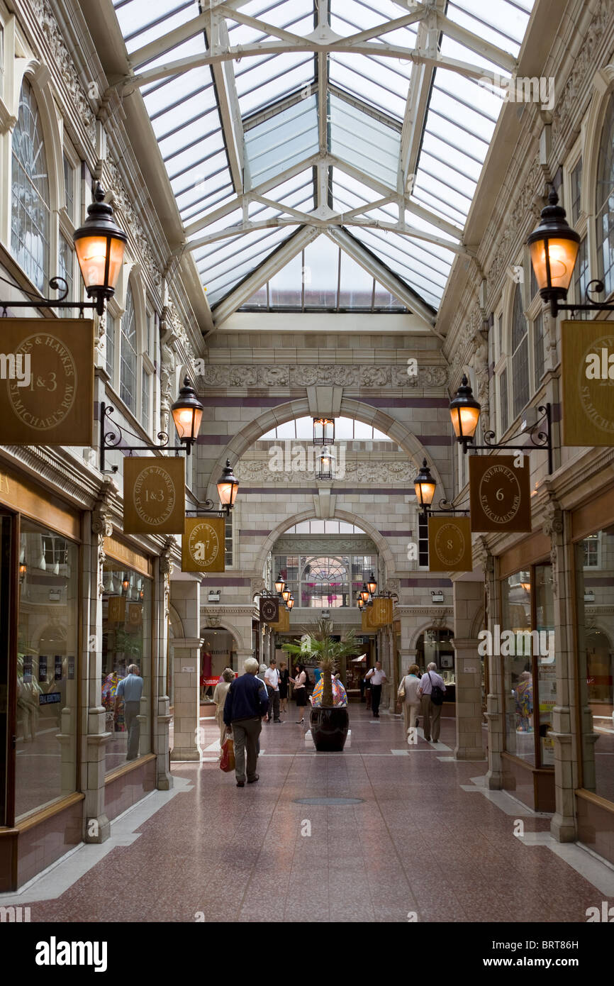 Row shops mall hi-res stock photography and images - Alamy