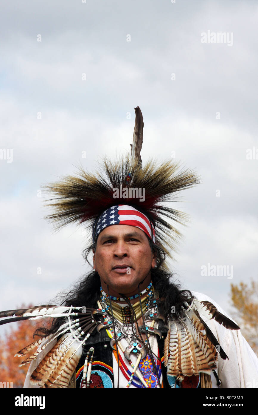 Traditional native american dance in full costume hi-res stock ...
