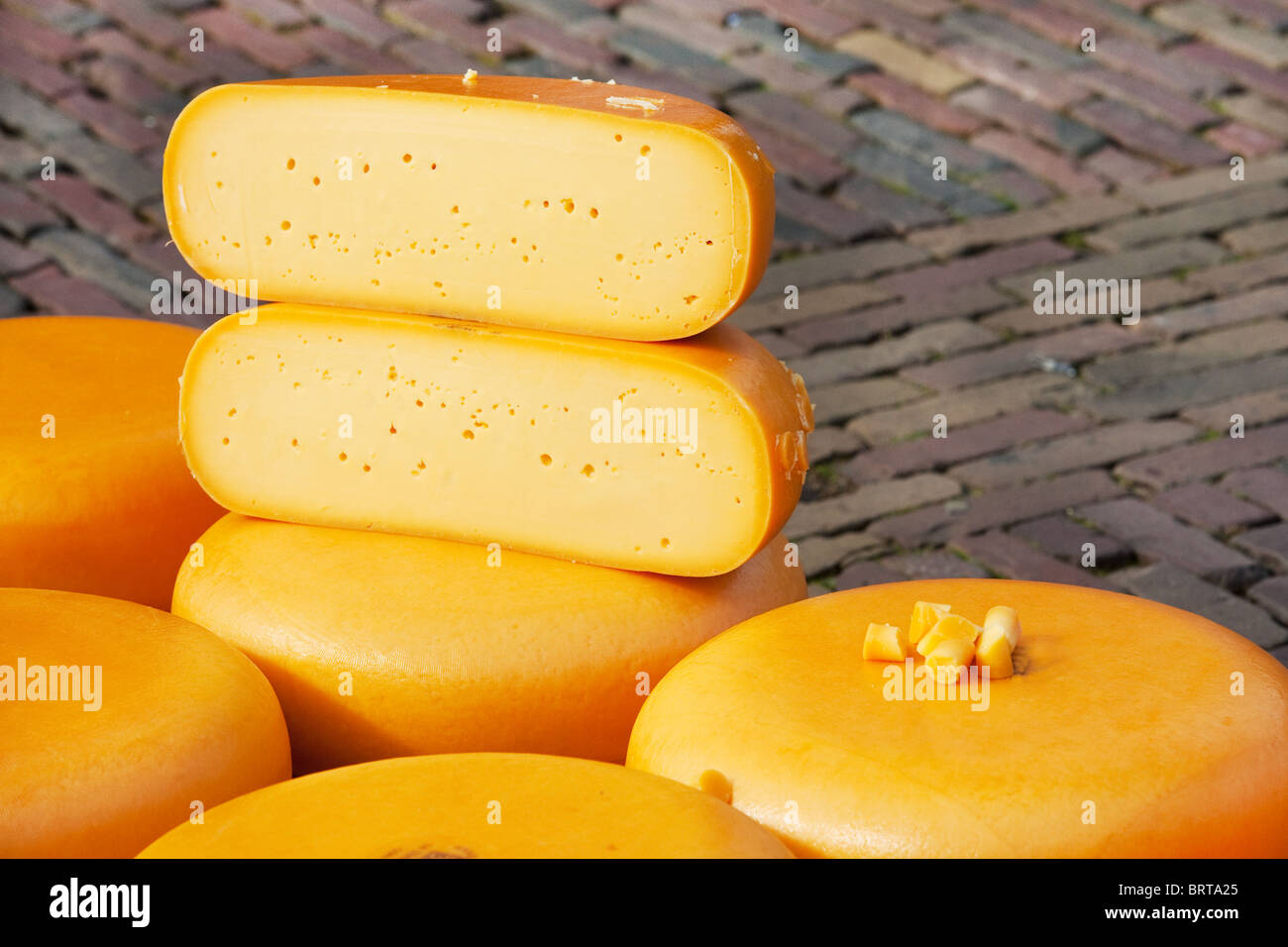 Many whole Dutch cheese at the market in Alkmaar Stock Photo - Alamy