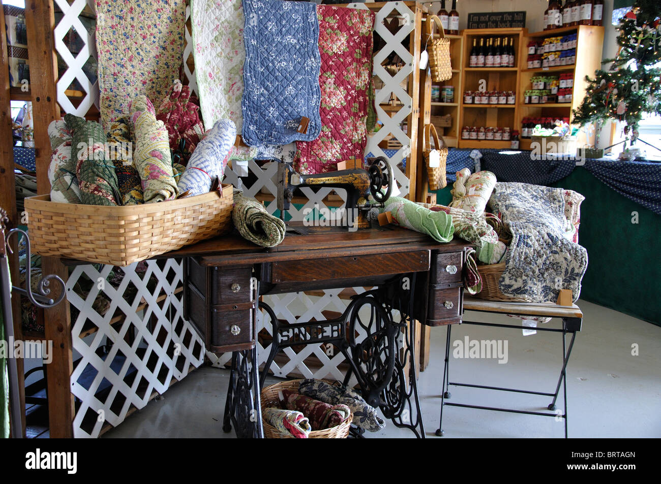 Singer sewing store hi-res stock photography and images - Alamy