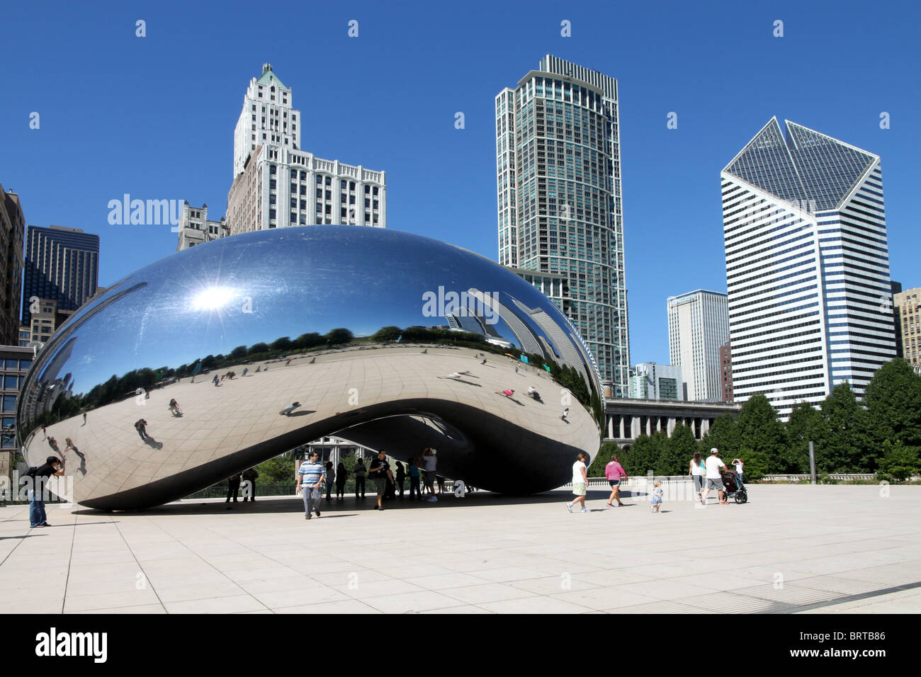 Chicago millennium park bean sculpture hi-res stock photography and ...