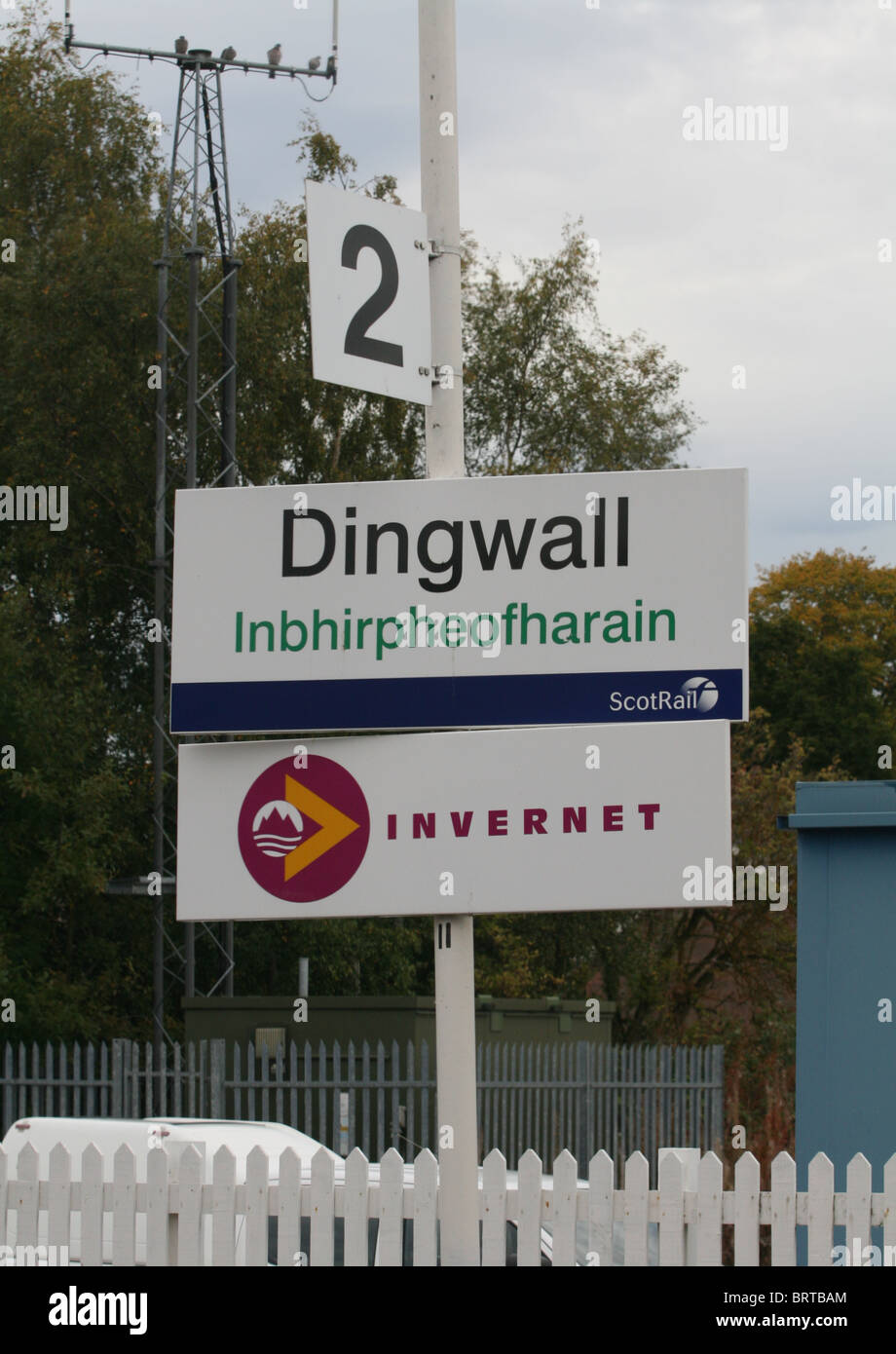 Bilingual English Gaelic sign at Dingwall railway station Scotland ...