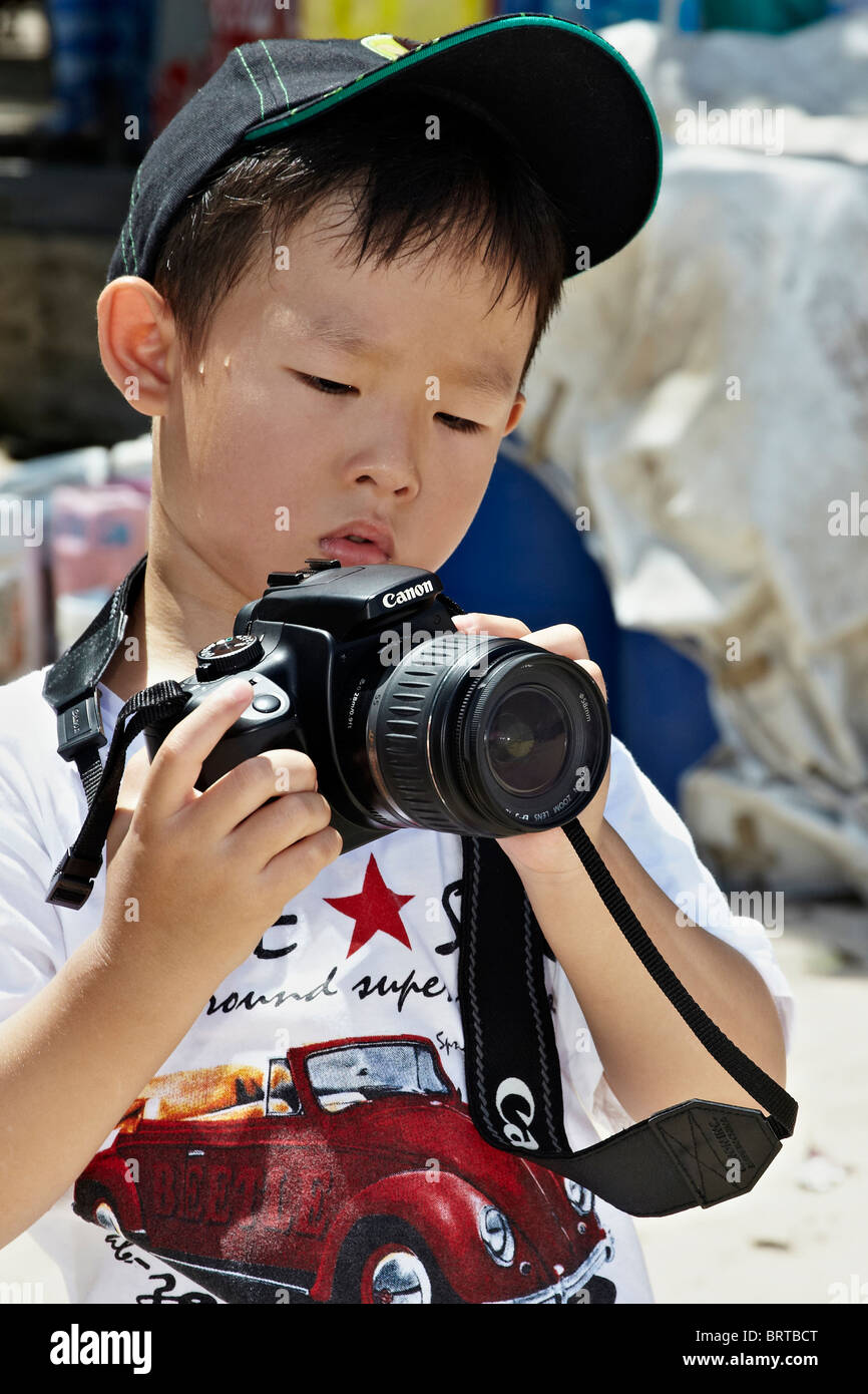 Child with camera asia hi-res stock photography and images - Alamy