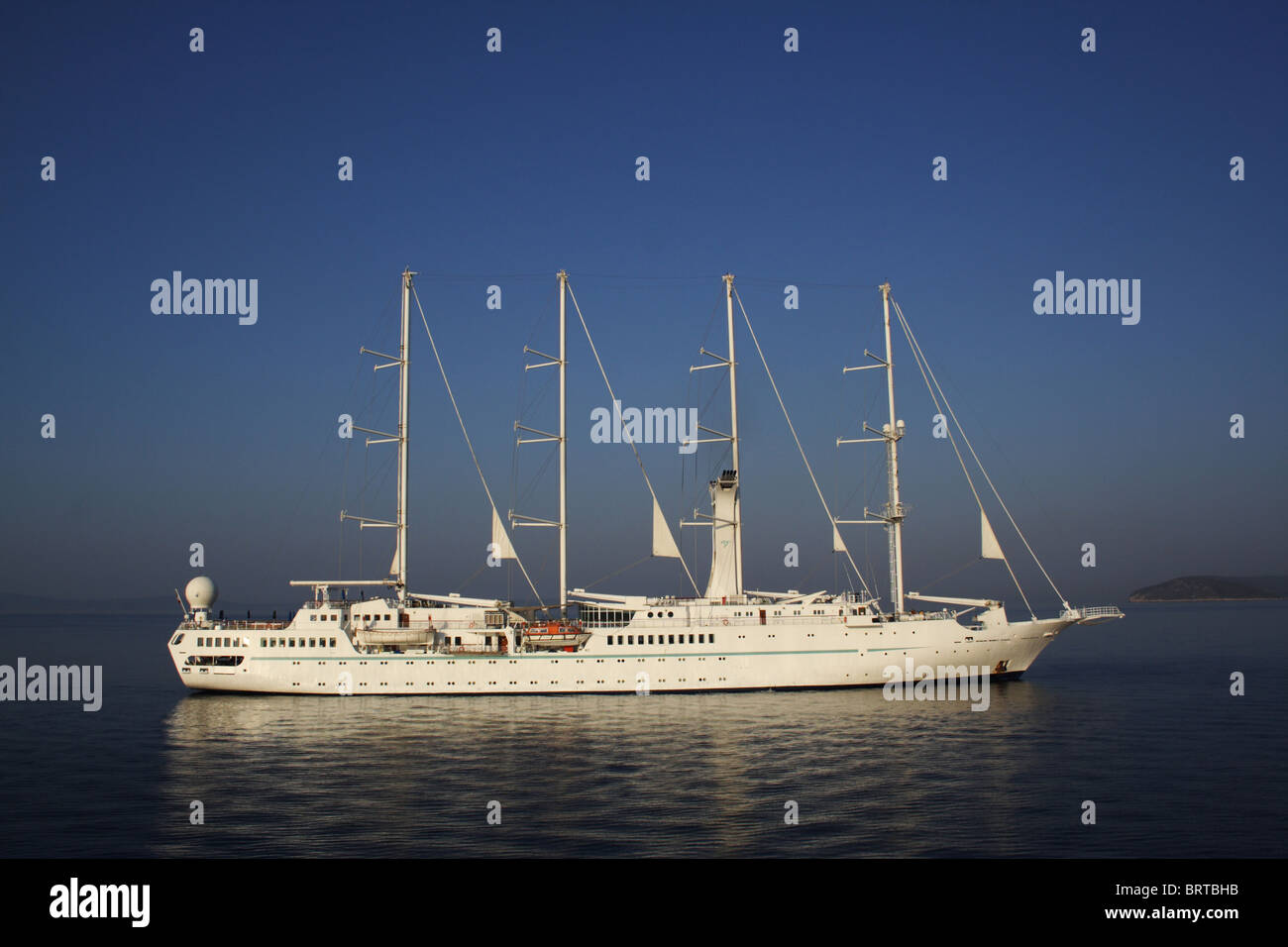 White Ship High Resolution Stock Photography and Images - Alamy