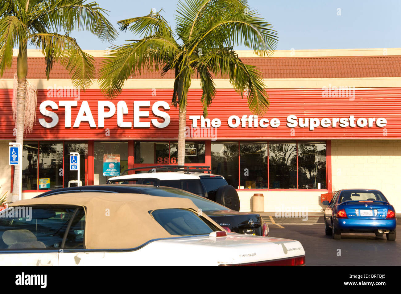 Staples store hi-res stock photography and images - Alamy