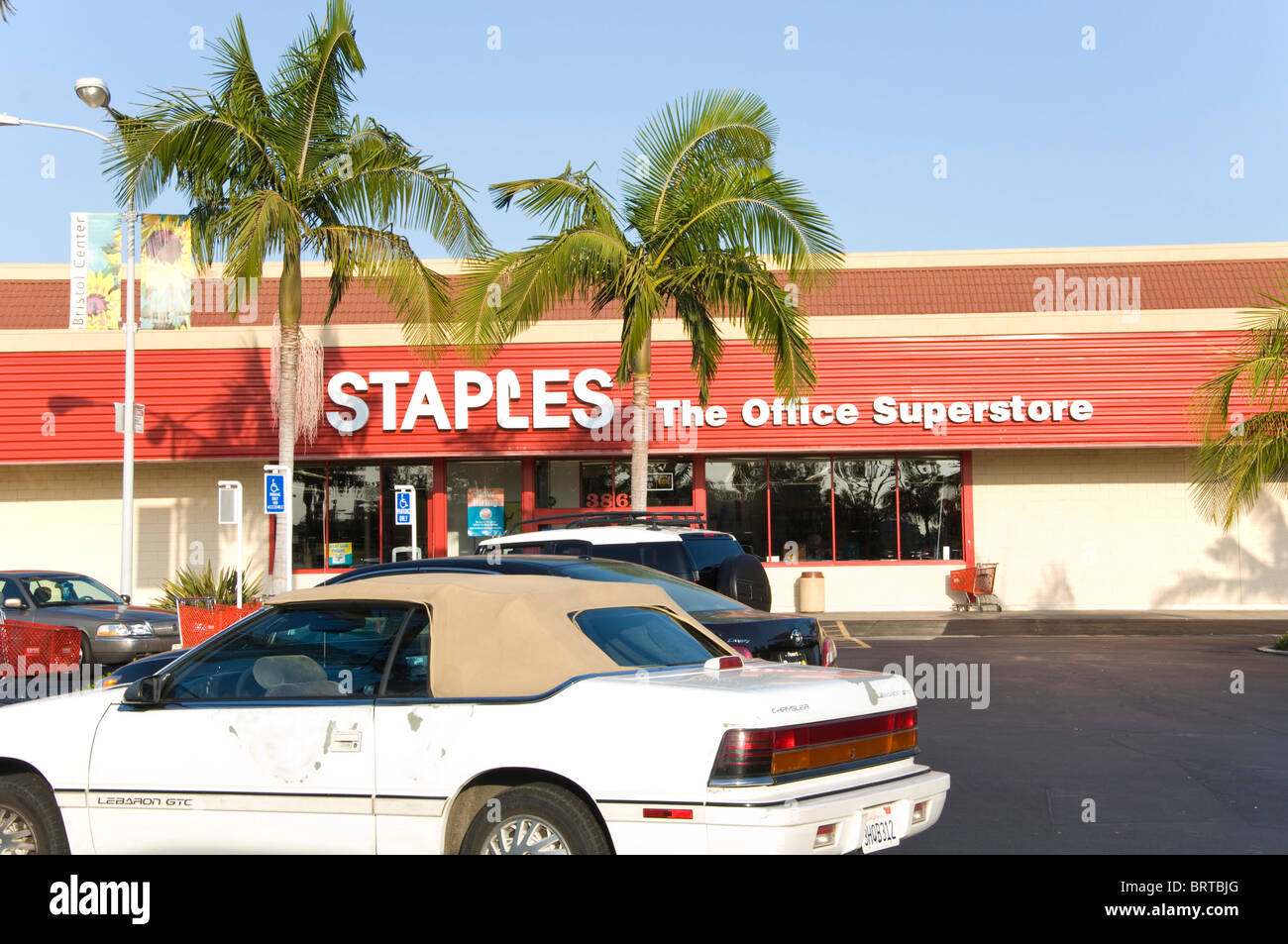 Staples store hi-res stock photography and images - Alamy