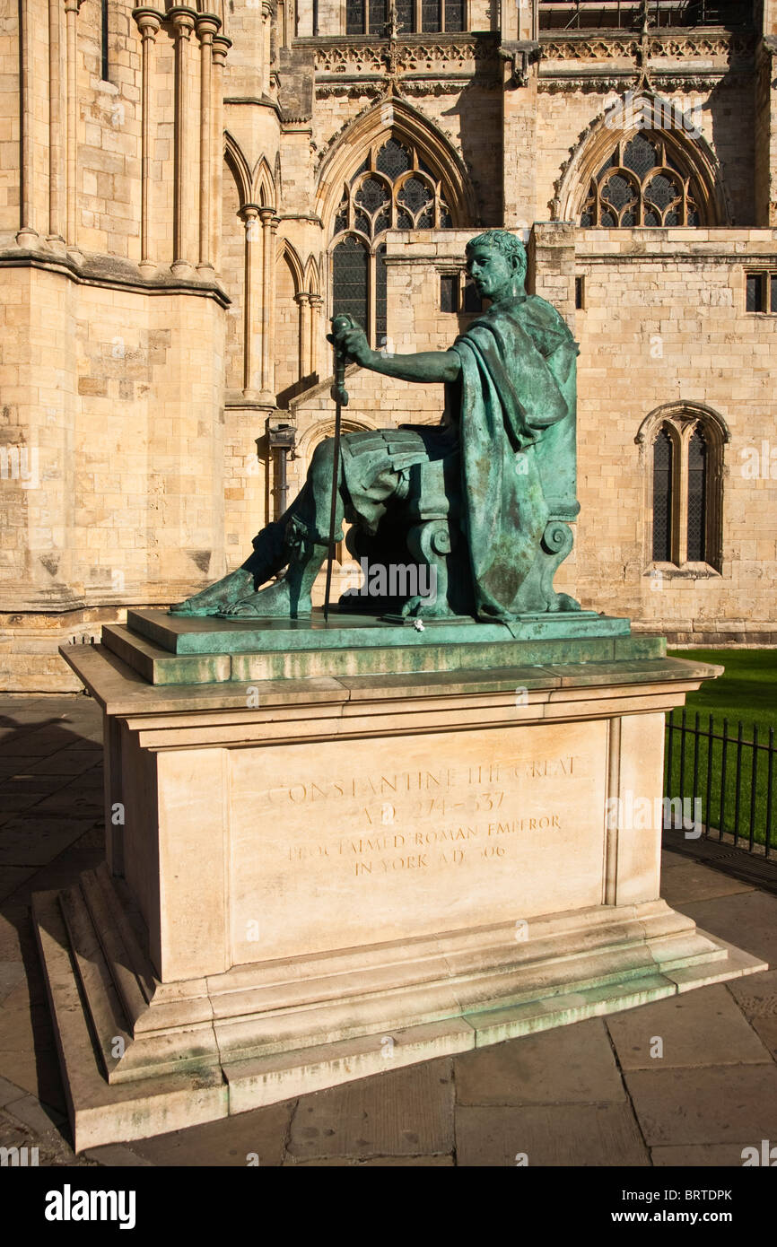 Statue york minster statue hi-res stock photography and images - Alamy