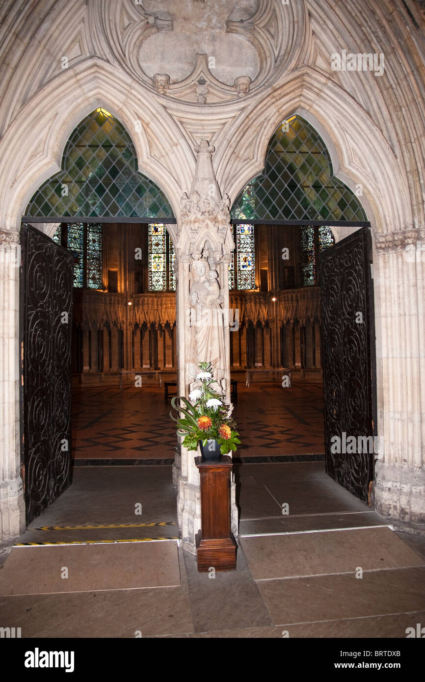 York cathedral chapter house hi-res stock photography and images - Alamy