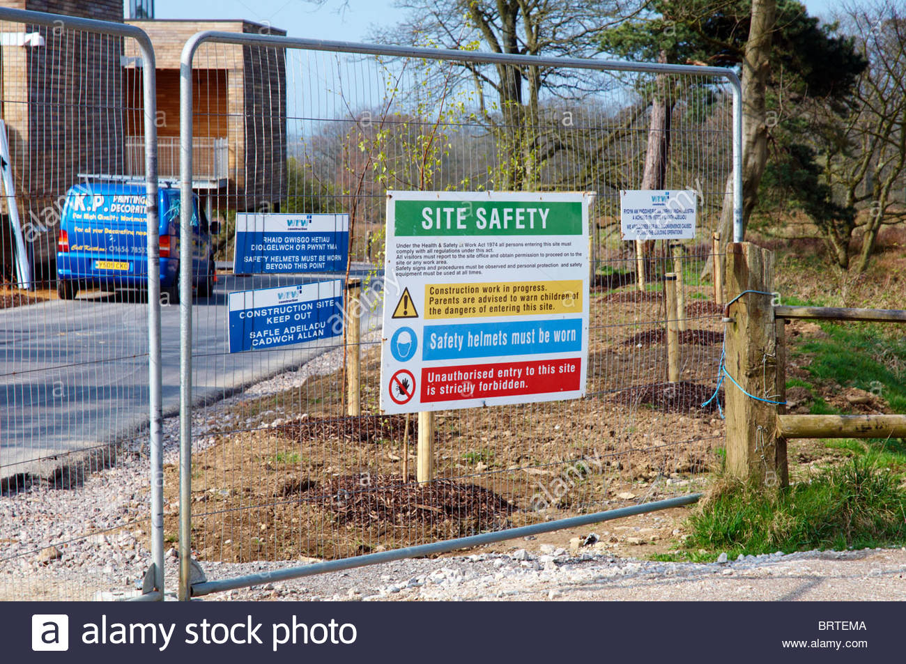 site safety sign on metal wire fencing with warning notices Stock Photo ...