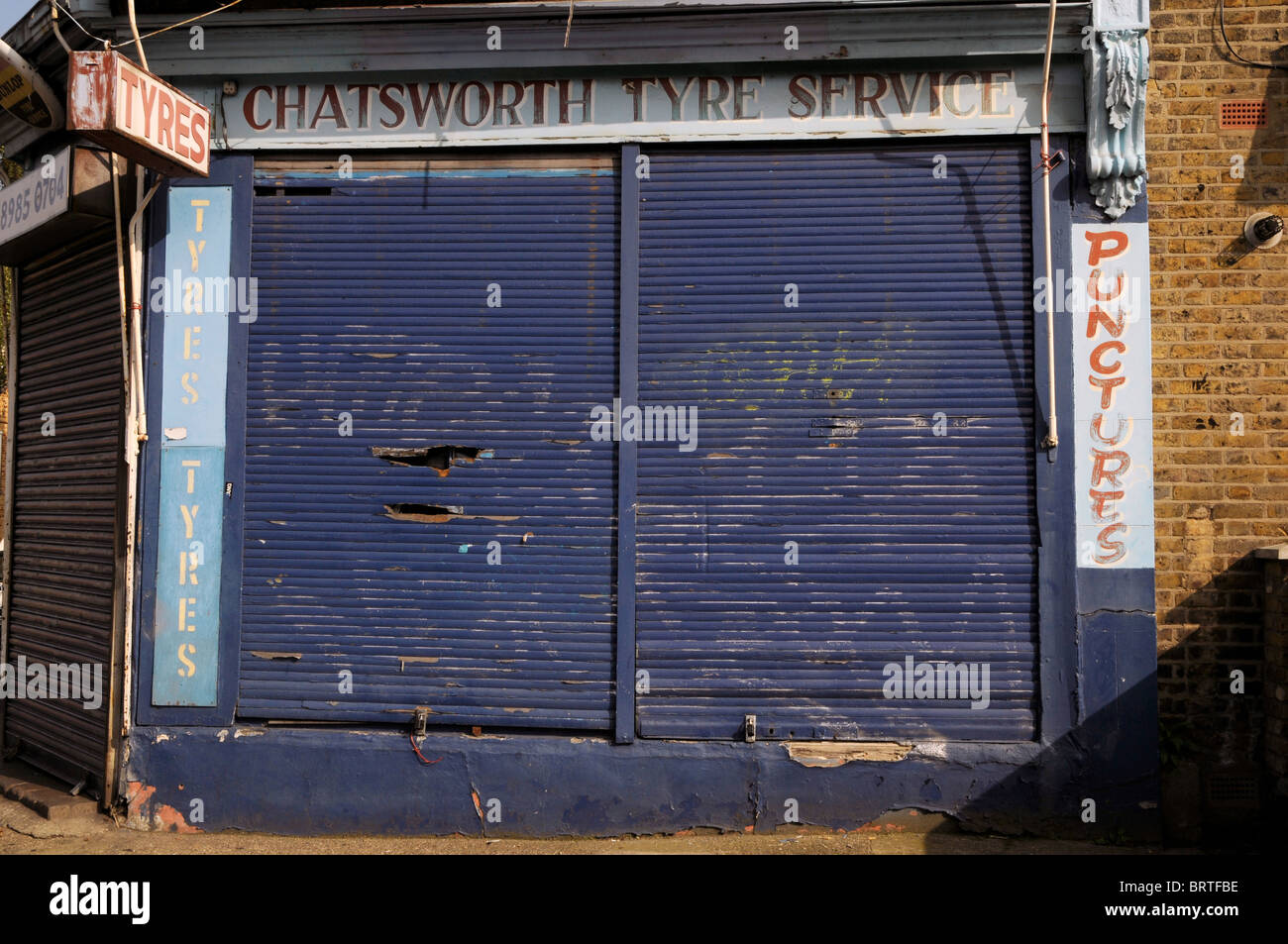 RUN DOWN EMPTY SHOPS DUE TO RECESSION IN LONDON Stock Photo - Alamy