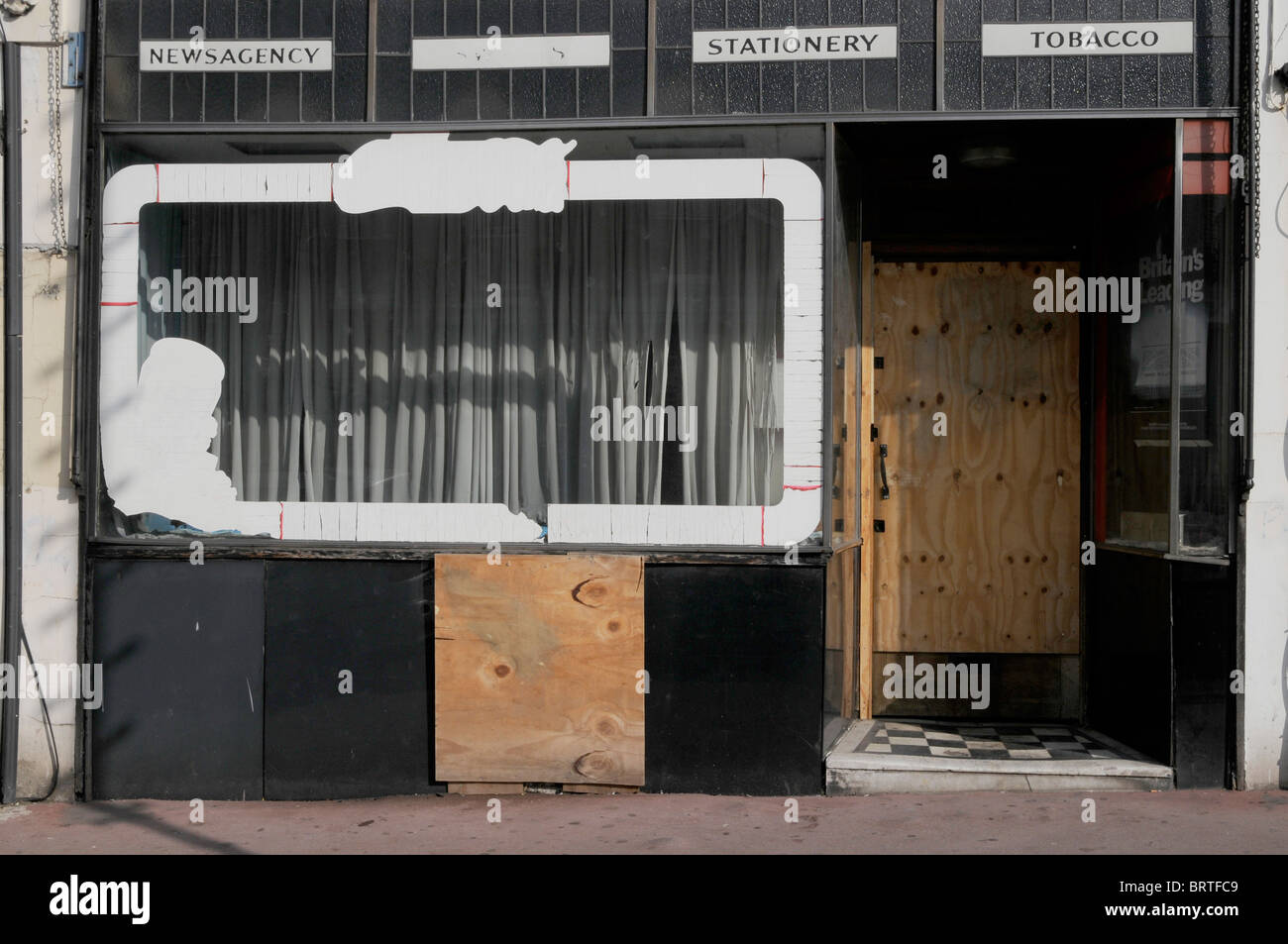RUN DOWN EMPTY SHOPS DUE TO RECESSION IN LONDON Stock Photo - Alamy