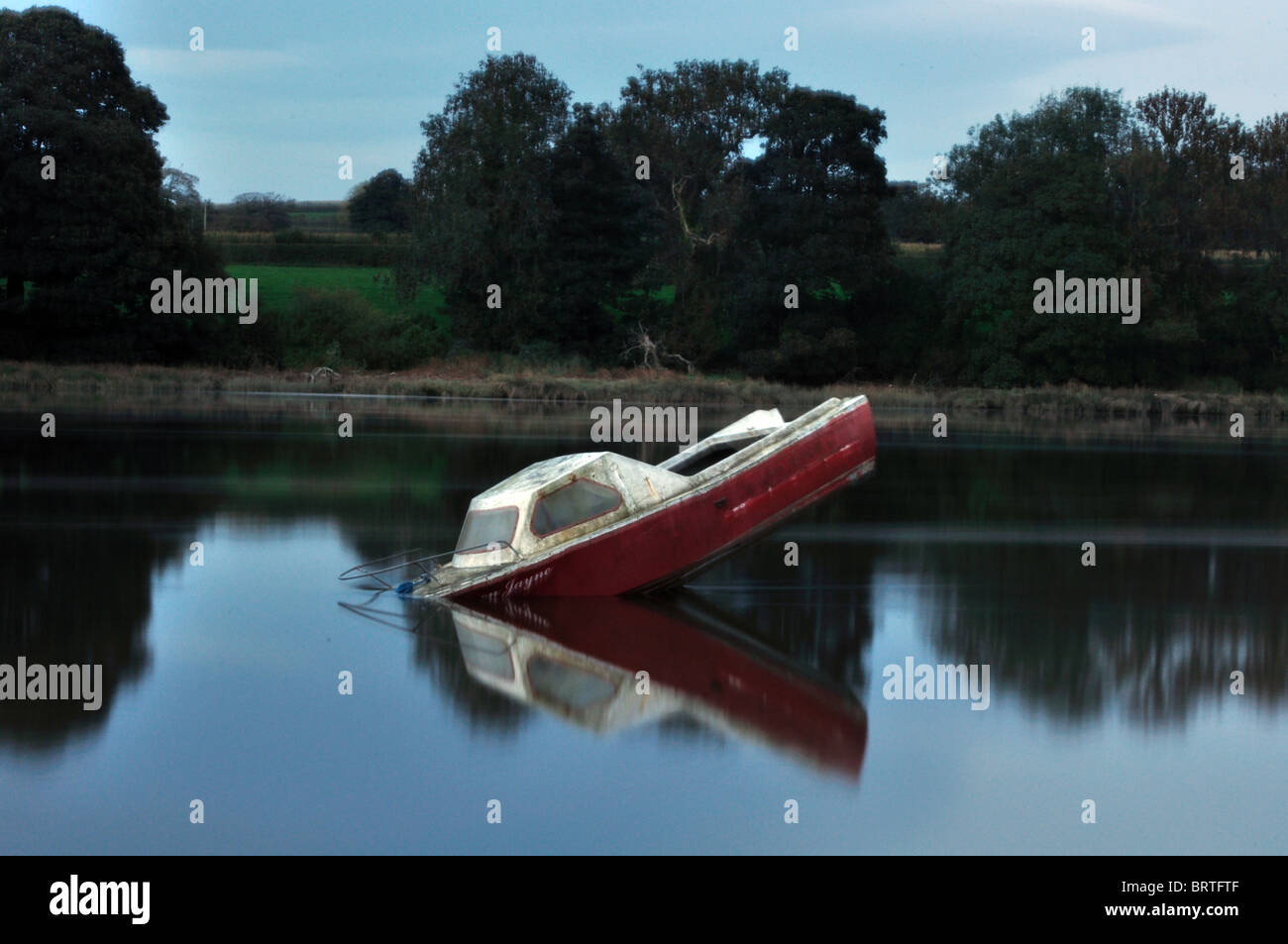 Boat sinking hi-res stock photography and images - Alamy
