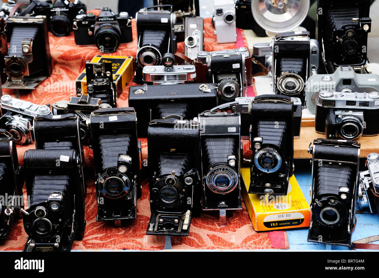Vintage Camera stall on Portobello Road Antiques Market, Notting Hill ...