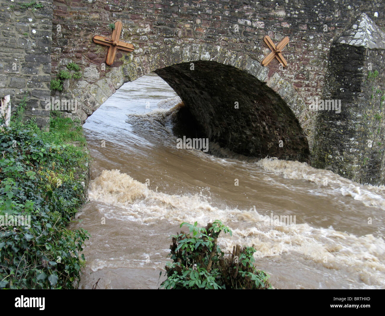 Bickleigh bridge river exe Devon uk floods flooding severe fast flowing ...