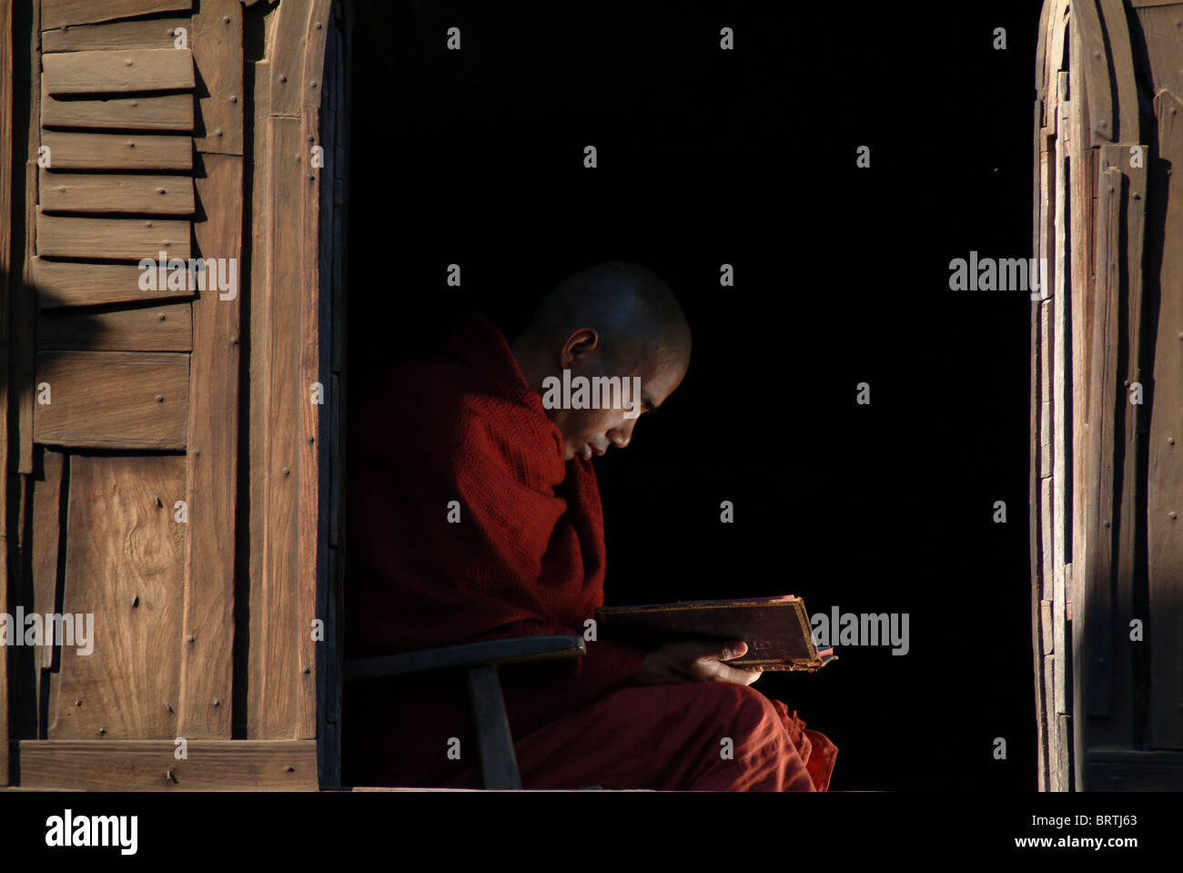 Buddhist monk reading scripture hi-res stock photography and images - Alamy