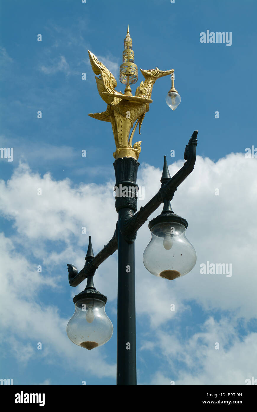 Bangkok thailand street lamp temple hi-res stock photography and images ...