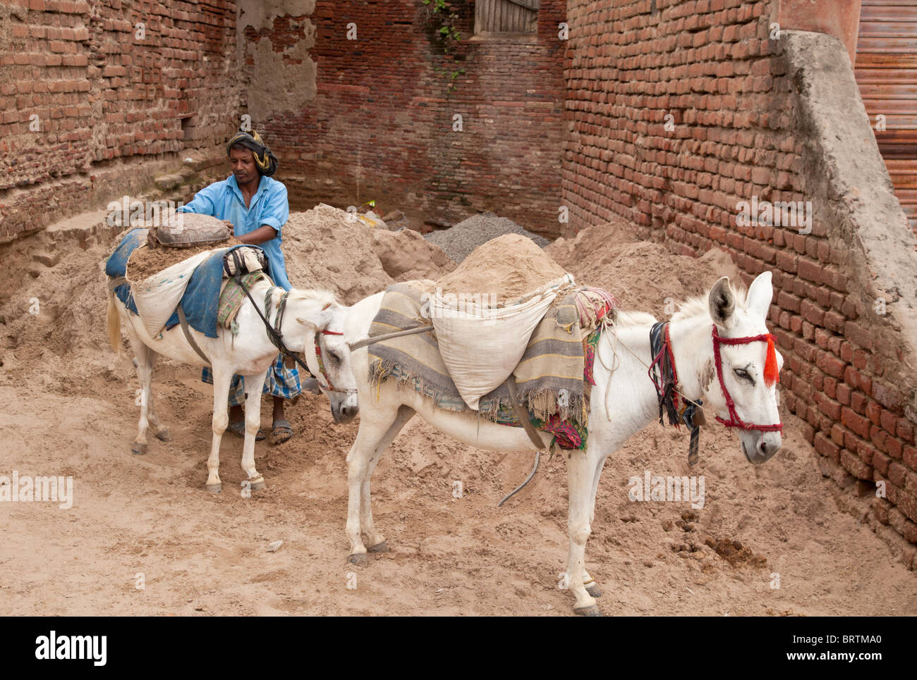 Hauling dirt hi-res stock photography and images - Alamy