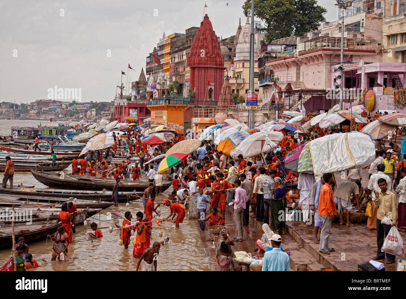 Ganges india cleaning hi-res stock photography and images - Alamy