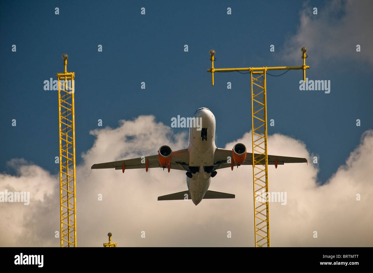 Jet taking off from airport hi-res stock photography and images - Alamy