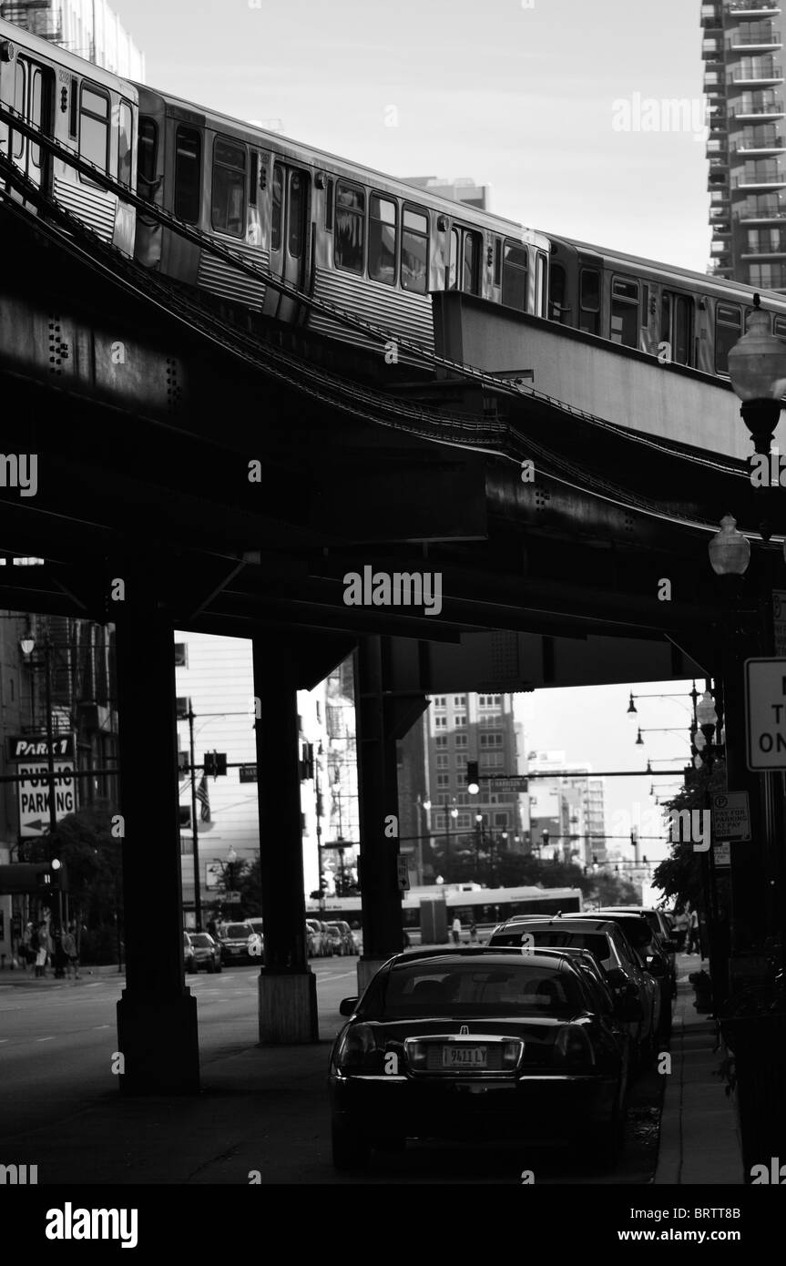 Commuter train chicago skyline Black and White Stock Photos & Images ...